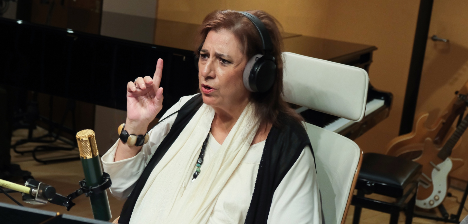 Η Μαρία Φαραντούρη χαρίζει τη φωνή της στο τραγούδι των τίτλων της ...